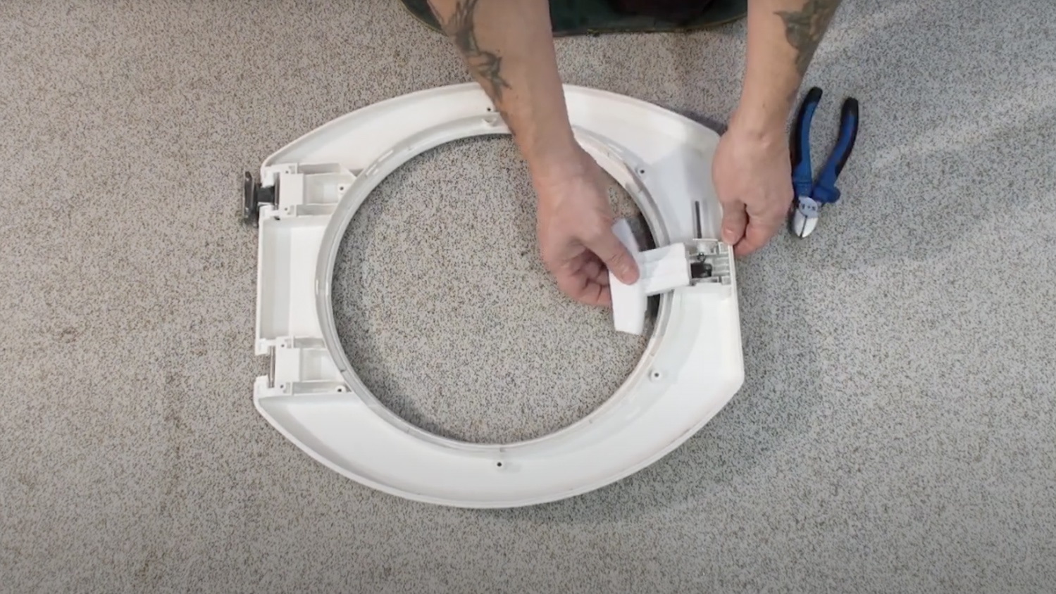 How To Replace a Door Handle On a Washing Machine - Hotpoint