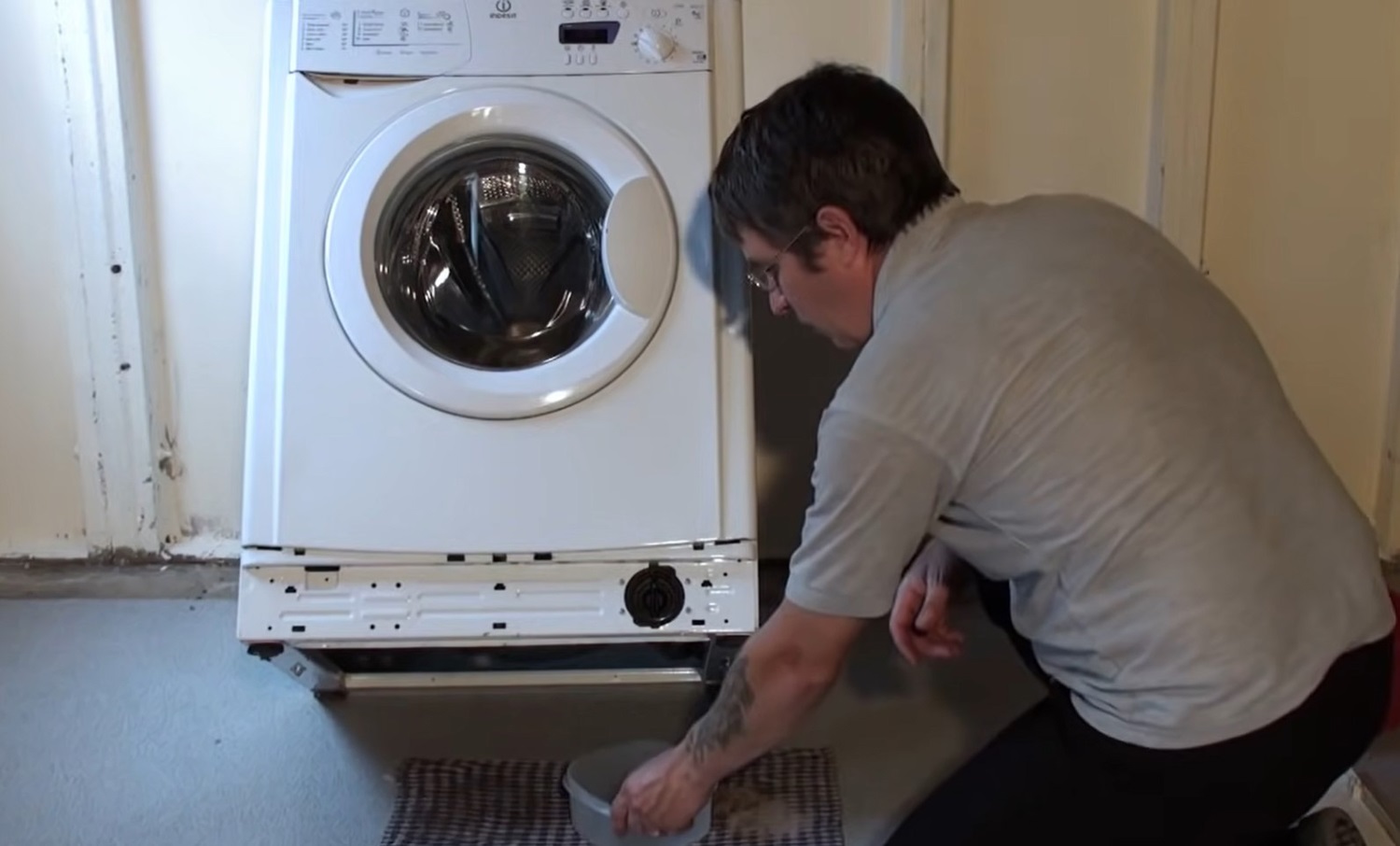 How to Clean The Filter On An Indesit Washing Machine