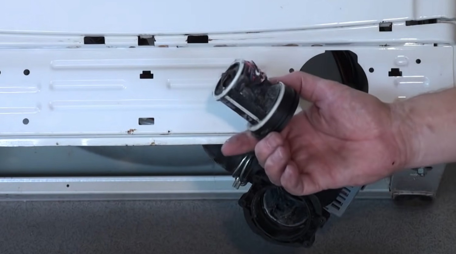 How to Clean The Filter On An Indesit Washing Machine