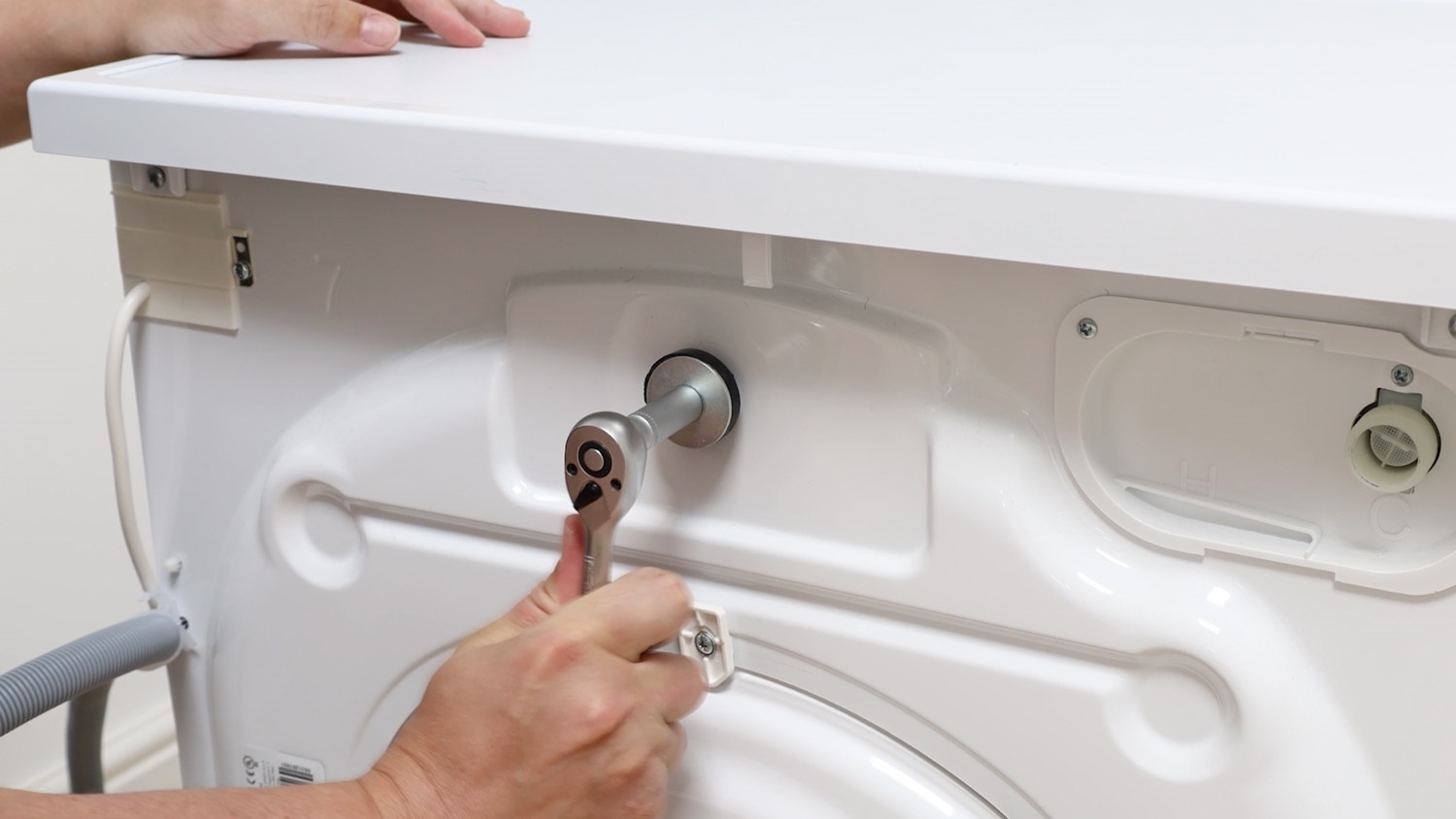 How to Remove/Install a Washing Machine Transit Fixing Bolt - Hotpoint