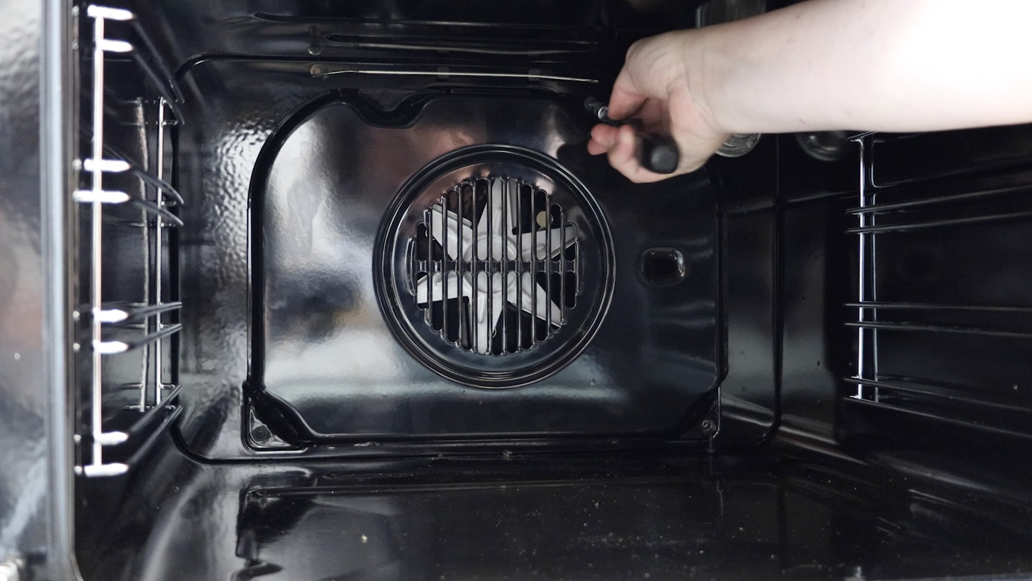 How to Replace an Oven Fan Motor Insulation Plate - Hotpoint