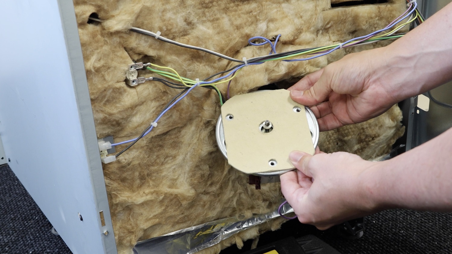 How to Replace an Oven Fan Motor Insulation Plate - Hotpoint