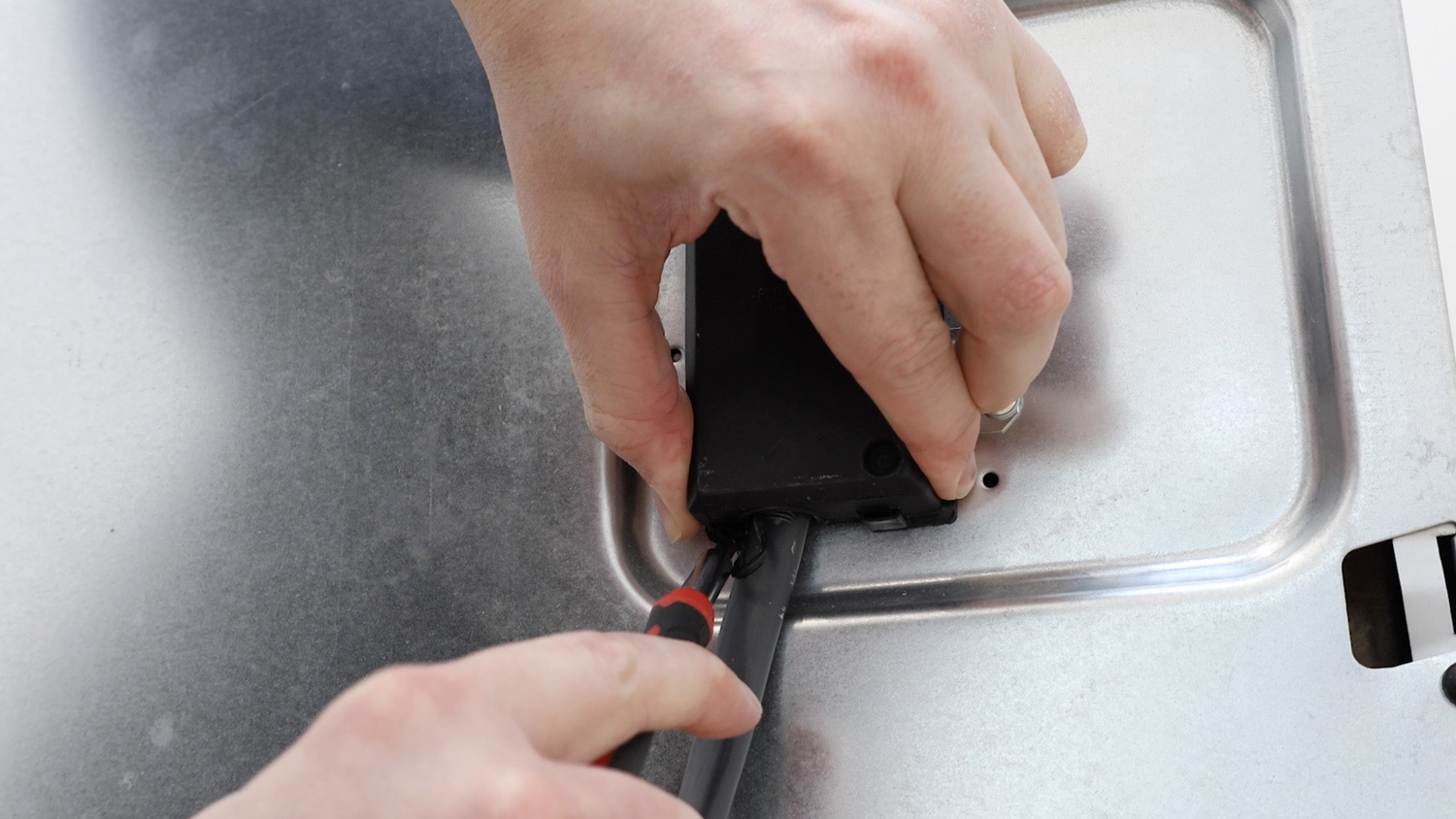 How to Replace an Oven Mains Terminal Block - Hotpoint