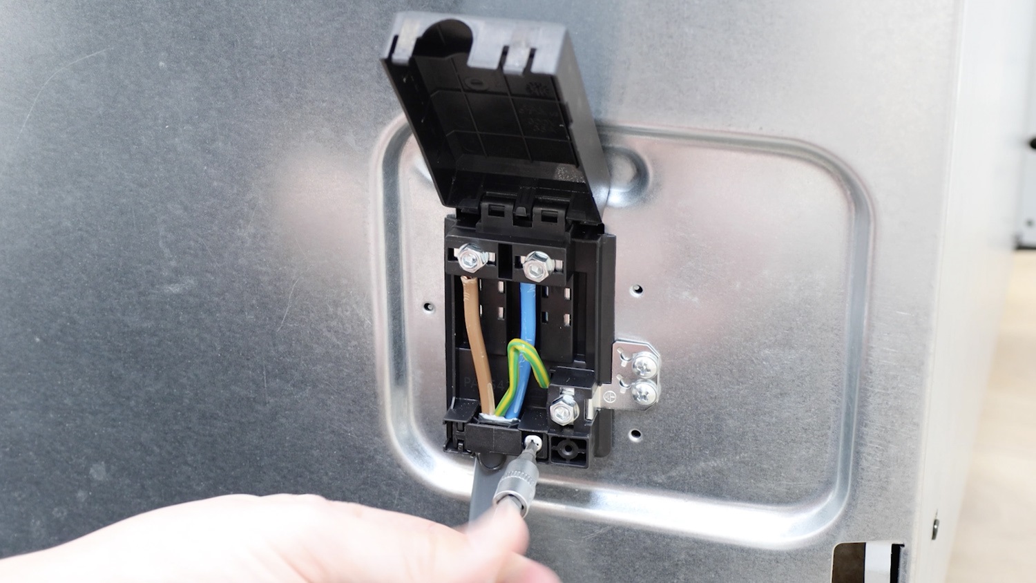 How to Replace an Oven Mains Terminal Block - Hotpoint