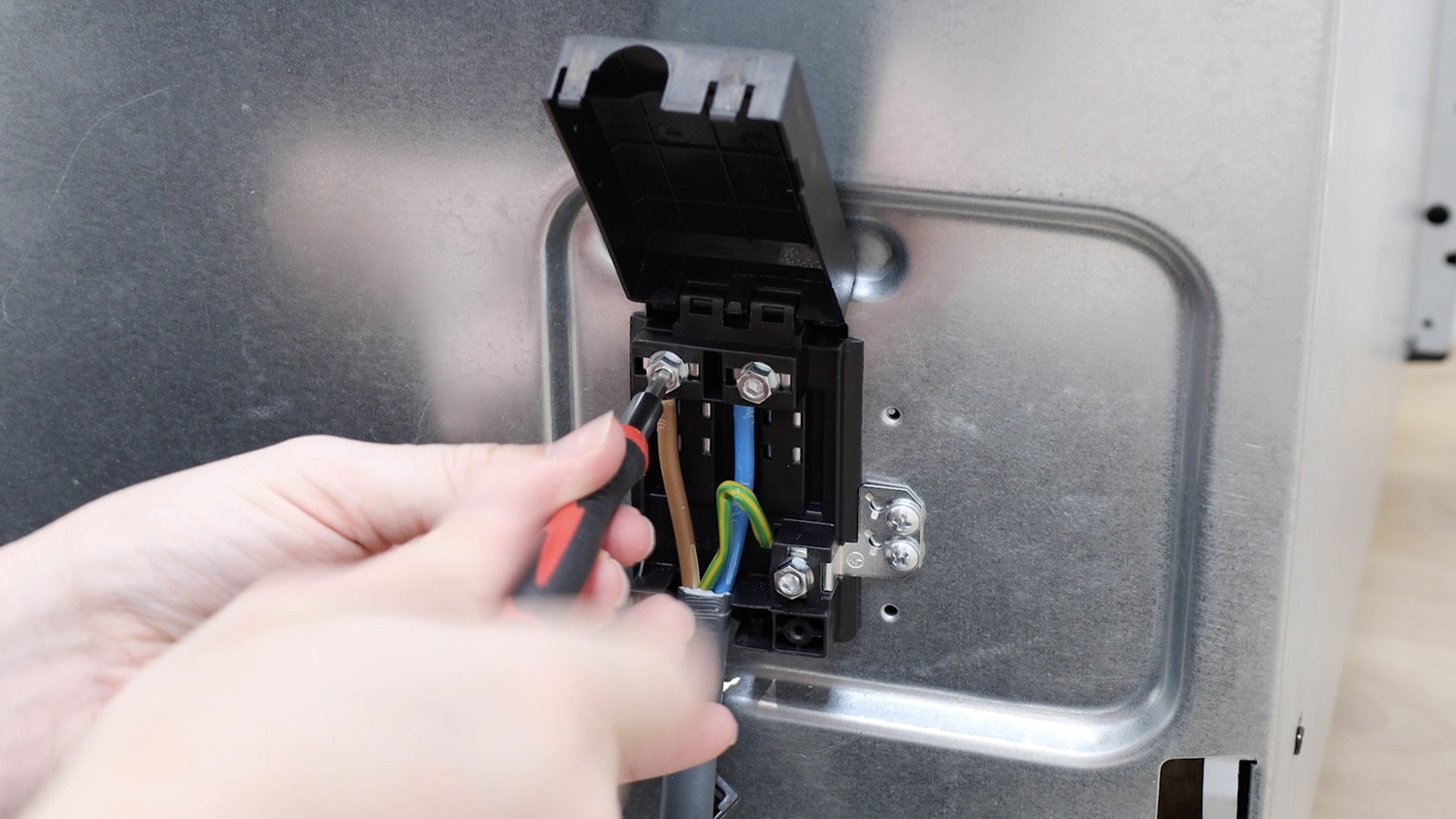 How to Replace an Oven Mains Terminal Block - Hotpoint