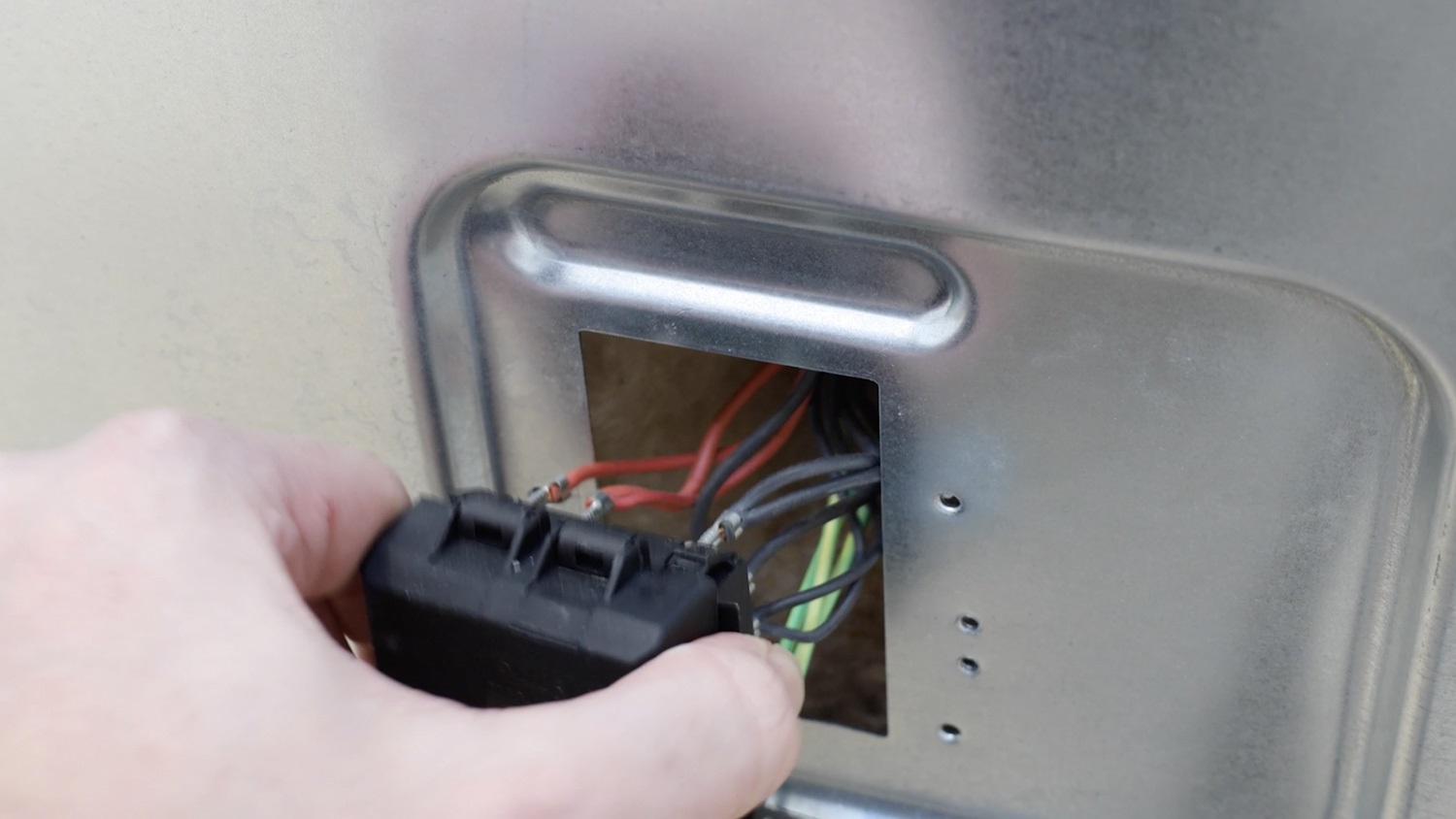 How to Replace an Oven Mains Terminal Block - Hotpoint