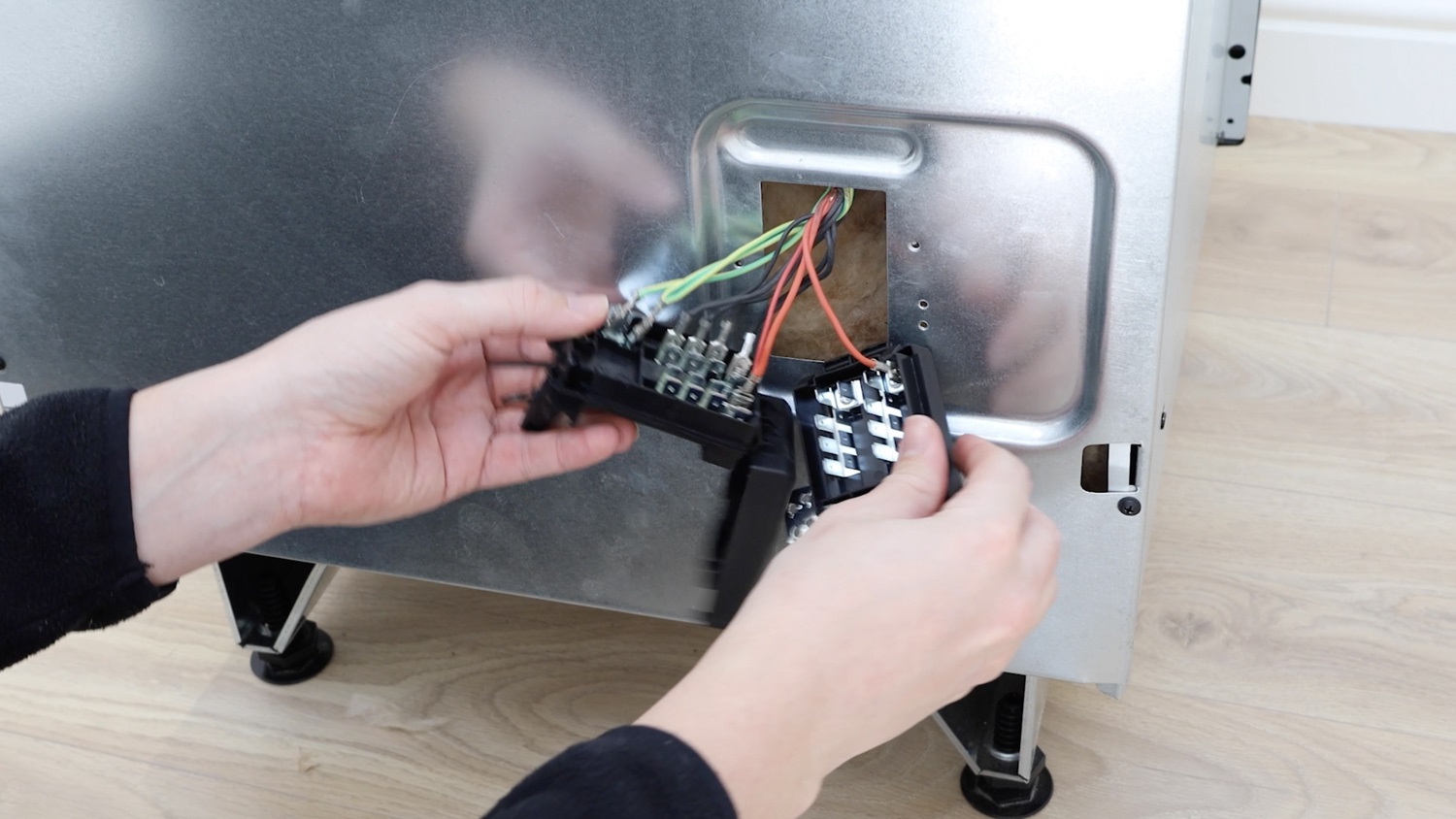 How to Replace an Oven Mains Terminal Block - Hotpoint