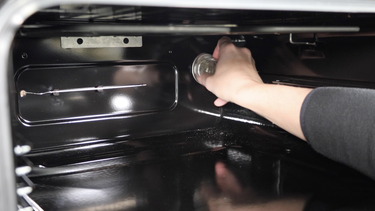 How to Replace an Oven Lamp Bulb & Glass Lens - Hotpoint